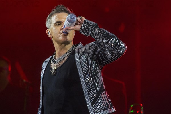 Robbie Williams drinking water - Photo12-imageBROKER-Gaetano Di Rosa