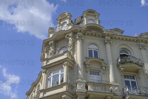 Old building - Photo12-imageBROKER-Schoening