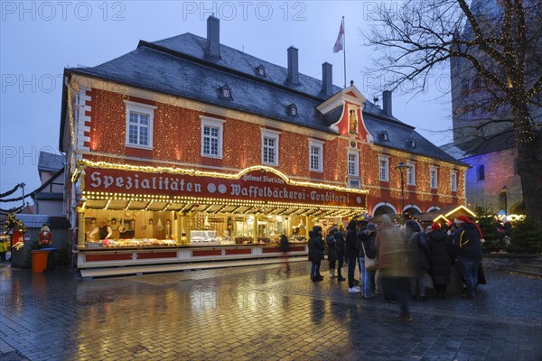Decorated town hall at Christmas time - Photo12-imageBROKER-Wilfried Wirth