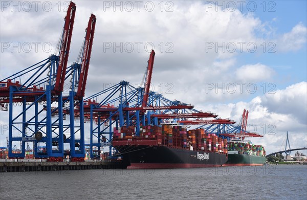 Container bridge - Photo12-imageBROKER-Klaus-Dieter Moebus