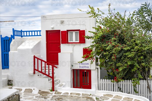 Cycladic white house with red shutters - Photo12-imageBROKER-Mara Brandl