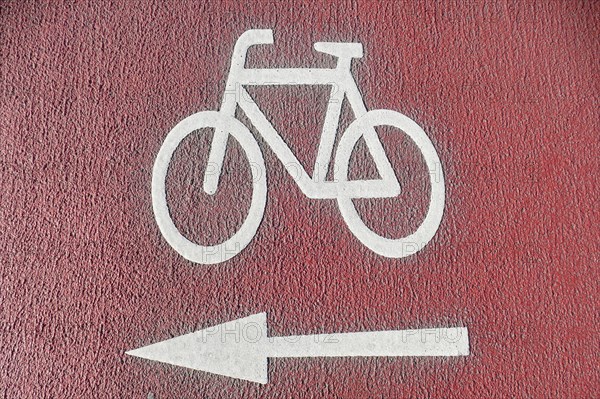 Red cycle path with ground marking - Photo12-imageBROKER-Torsten Krueger
