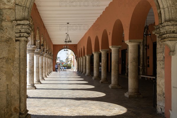 Arched collonade Colonial architecture - Photo12-imageBROKER-Ian Murray