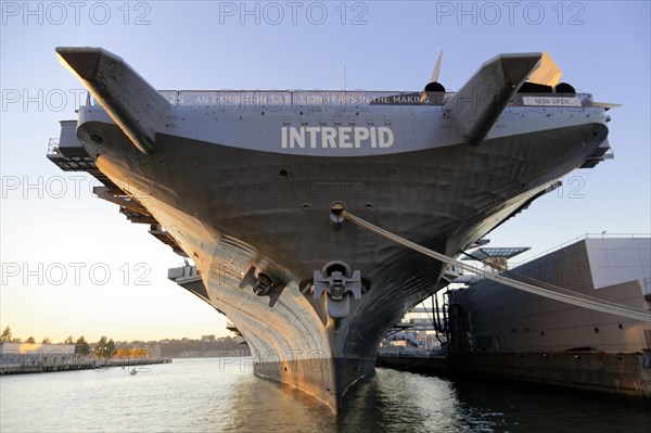 Aircraft carrier INTREPID in the harbour of NEW York - Photo12 ...