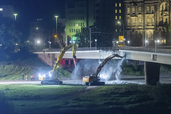 In the early hours of the morning, a section of the Carola Bridge ...